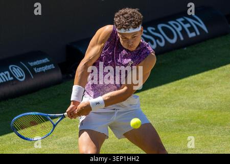 Stuttgart, Deutschland. 13th June, 2026. Handshake zwischen Taylor ...