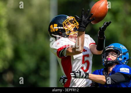 Kiliane Schramm (WR, Fursty Razorbacks Ladies, #5) mit Anja Schel (DB ...