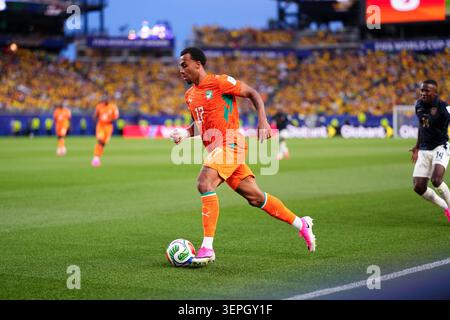 Côte d'Ivoire defender Guéla Doué (17) and team line up for national ...