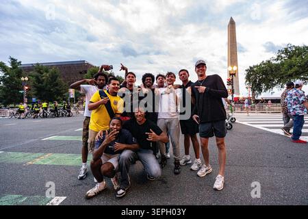People head to a UFC fight on the South Lawn of the White House, Sunday ...