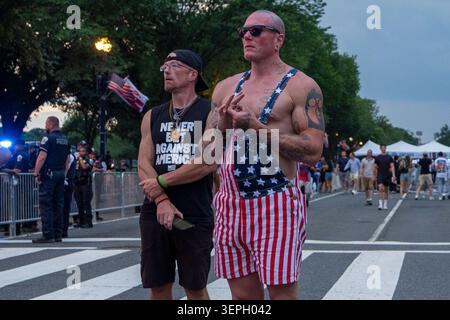 People head to a UFC fight on the South Lawn of the White House, Sunday ...