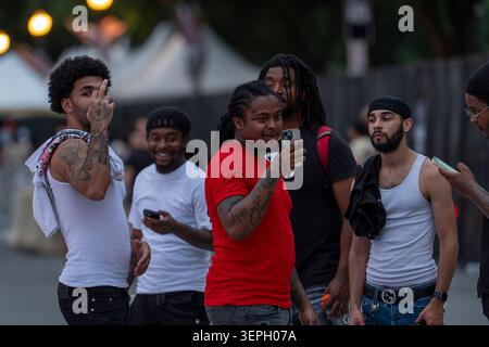 People head to a UFC fight on the South Lawn of the White House, Sunday ...