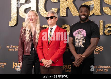 Ellie Buckley and Johnny Knoxville and Ross Garshong at the "Jackass ...