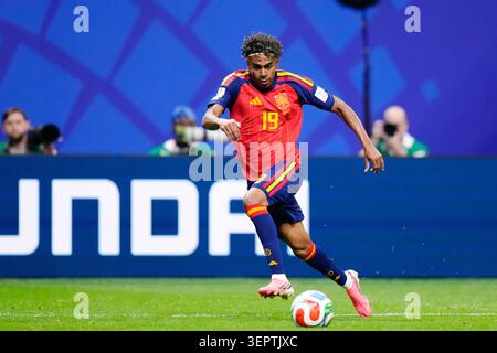 Lamine Yamal of Spain during the FIFA World Cup Group H match between ...