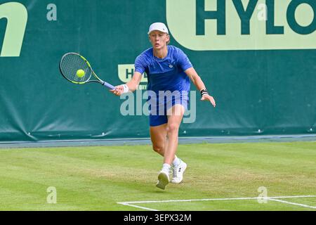 Halle, Deutschland. 16th June, 2026. Yannick Hanfmann (GER) betritt den ...
