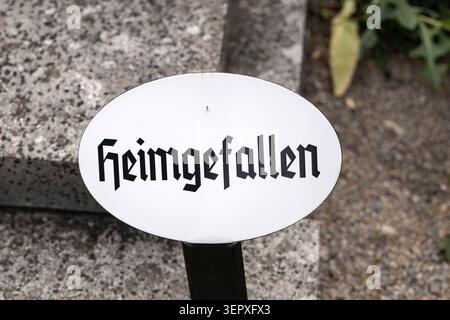 Schild, Heimgefallen, an dieser Grabstätte erlischt das Nutzungsrecht ...
