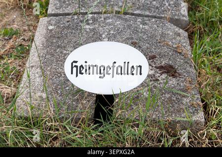 Schild, Heimgefallen, an dieser Grabstätte erlischt das Nutzungsrecht ...
