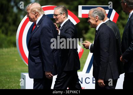 Canadian Prime Minister Mark Carney, left, meets with Lee Jae Myung ...