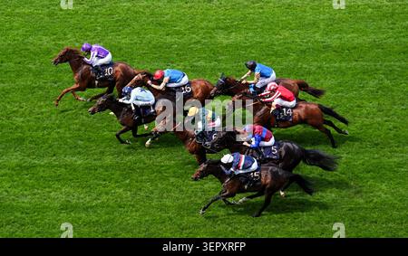Great Barrier Reef ridden by Wayne Lordan (10) on their way to winning ...
