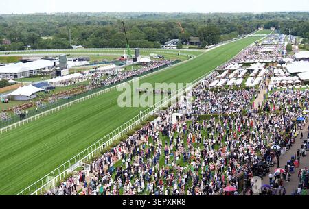 Great Barrier Reef ridden by Wayne Lordan coming home to win the ...