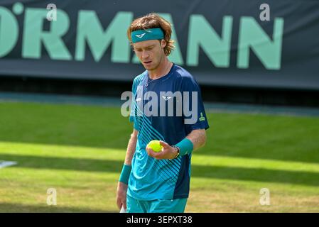 Halle, Deutschland. 16th June, 2026. Alexander Zverev (GER) schlaegt ...