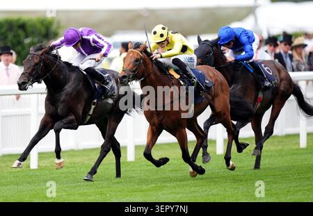 Bow Echo ridden by Billy Loughnane on their way to winning the St James ...