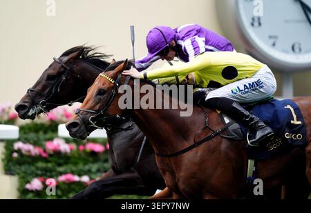 Bow Echo ridden by Billy Loughnane on their way to winning the St James ...