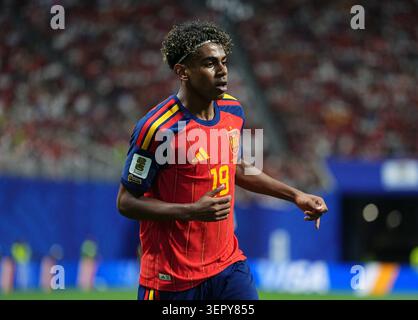 Atlanta, Aarhus, USA. 15th June, 2026. LAMINE YAMAL from Spain controls ...