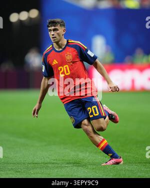 Atlanta, Aarhus, USA. 15th June, 2026. PABLO GAVI from Spain controls ...