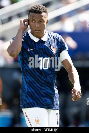 NEW JERSEY - Kylian Mbappe of France thanks the crowd after the FIFA ...