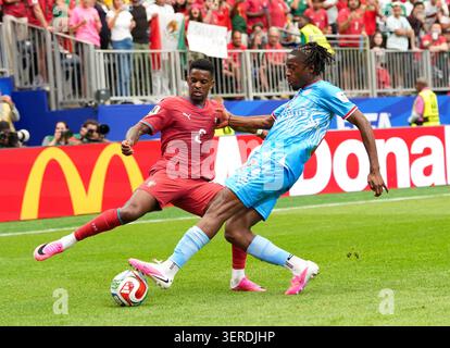 Joris Kayembe (DR Kongo, #12) geht mit einem Sliding Tackling gegen ...