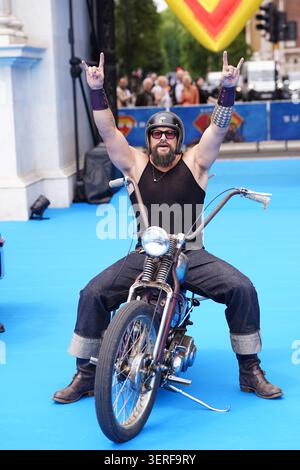 Jason Momoa during a photocall for Supergirl at Marble Arch in central ...