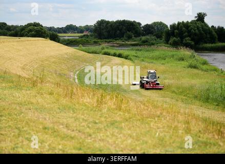Hamburg, Germany. 18th Jun, 2026. A road cyclist is sitting on a bench ...