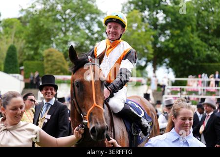Jockey Seamie Heffernan aboard Nola Soul after winning the Chesham ...