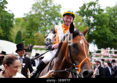 Jockey Seamie Heffernan aboard Nola Soul after winning the Chesham ...