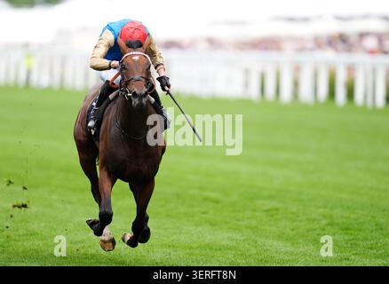 Earth Shot ridden by James Doyle (right) on their way to winning the ...