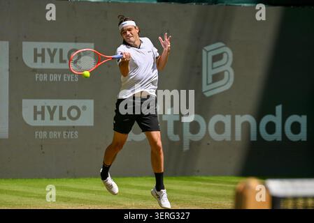 Taylor Fritz (USA) schlaegt mit der gestreckten Rueckhand TERRA ...