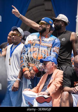 NYC Knicks Karl-Anthony Towns receives the keys to the city from NYC ...