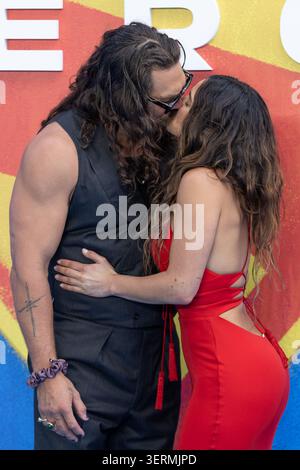 Jason Momoa and Adria Arjona sharing a kiss at the UK Sneak Peak Fan ...