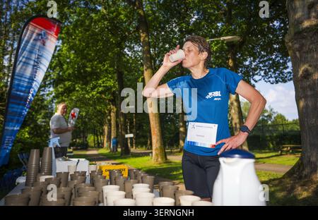 DEN DOLDER - Marathon participants seek cooling at a water station ...