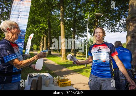 DEN DOLDER - Marathon participants seek cooling at a water station ...