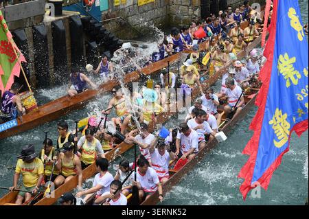Players throwing water at each other on dragon boat race in Aberdeen ...