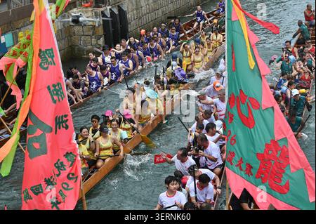 Players throwing water at each other on dragon boat race in Aberdeen ...
