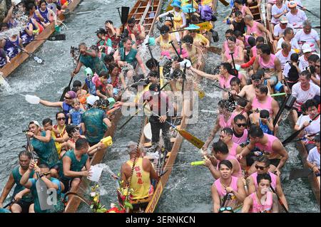 Players throwing water at each other on dragon boat race in Aberdeen ...