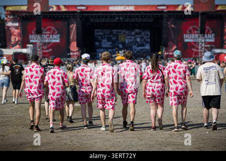 19 June 2026, Lower Saxony, Scheeßel: Festivalgoers Lara (left) and ...