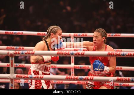 Canadian boxer Marie-Pier Houle punches Mexican boxer María del Sol ...