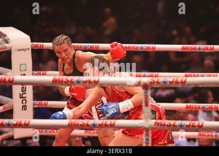 Canadian boxer Marie-Pier Houle punches Mexican boxer María del Sol ...