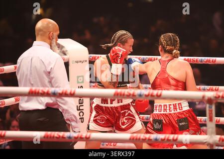 Canadian boxer Marie-Pier Houle punches Mexican boxer María del Sol ...