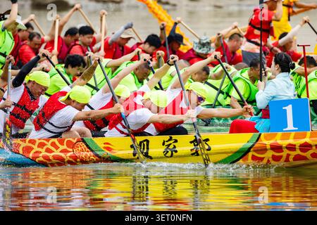 YICHANG, CHINA - JUNE 20, 2026 - The 2026 Dragon Boat Loong Boat Race ...