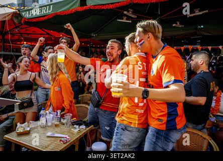 ROTTERDAM - Fans watch the match of the Dutch national team in action ...
