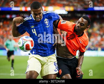 HOUSTON - (lr) Ryan Gravenberch of the Netherlands and Yasin Ayari of ...