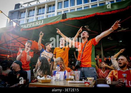ROTTERDAM - Fans watch the match of the Dutch national team in action ...