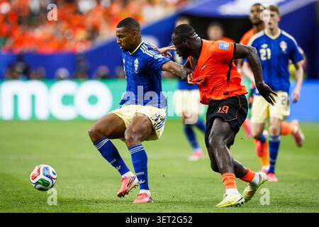 HOUSTON - (lr) Alexander Isak of Sweden, Memphis Depay of the ...
