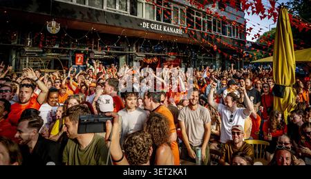 ROTTERDAM - Fans watch the match of the Dutch national team in action ...