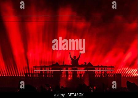 Barcelona, Spain - 20 June 2026: Leo Crabtree, drummer of the band The ...