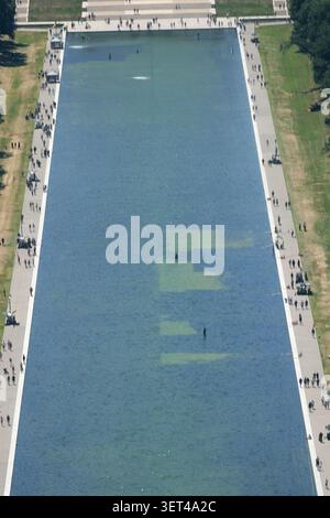 Workers clean the Lincoln Memorial Reflecting Pool, Tuesday, June 30 ...