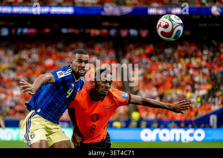 HOUSTON - (lr) Isak Hien of Sweden, Ryan Gravenberch of the Netherlands ...