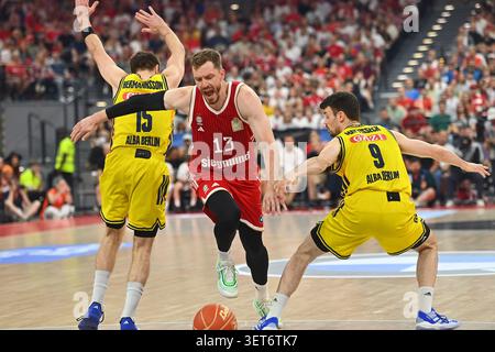 Andreas OBST (FCB), Action, Duel against Sam GRIESEL (Alba Berlin ...