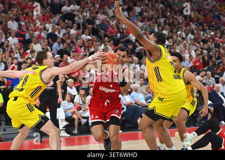 Oscar DA SILVA (FCB), Action,One-on-one against Moses WOOD (Berlin ...