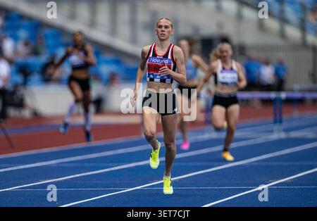 Emily Newnham celebrates winning the Womens 400m Hurdles final at the ...